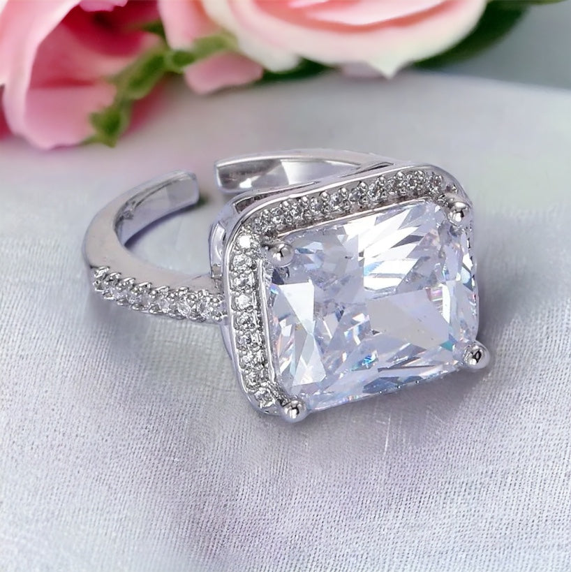 Giulia WGF Solitaire Ring – Emma & Mia