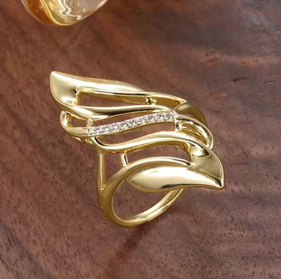 Luxury Crystal Hollow Gold Ring – Emma & Mia